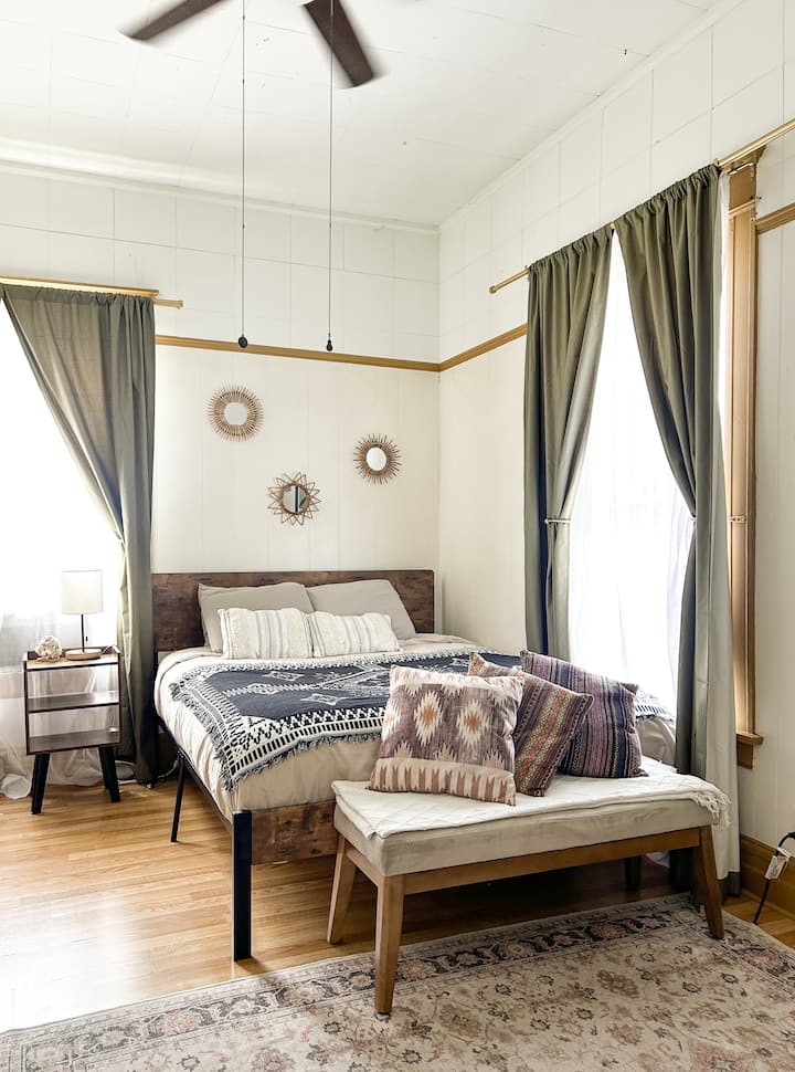 Cute Bedroom W/private Bathroom In Shared Home - Pasadena, CA