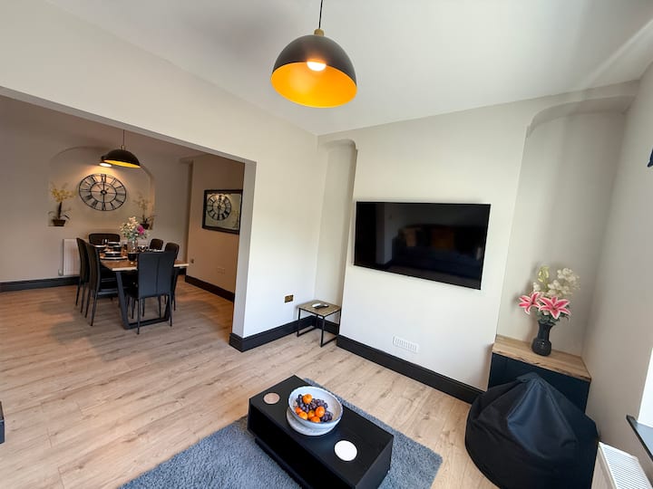 Rowan | Stylish 3-bed Home, Merthyr Tydfil - South Wales