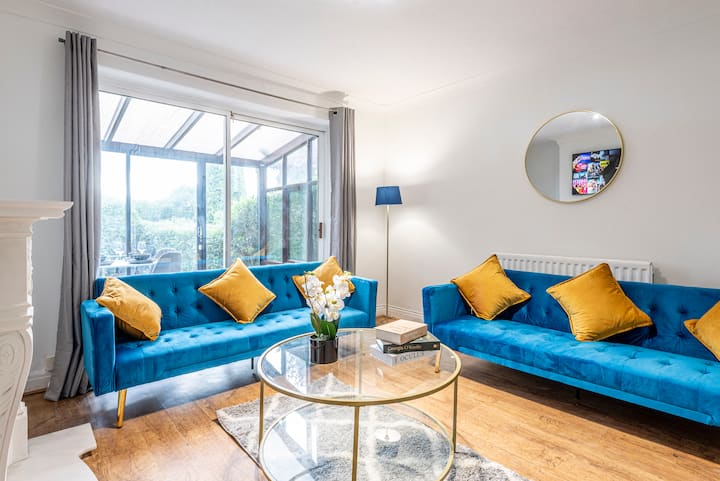 Charming 4 Bed Home | Free Parking & Wifi - Stoke-on-Trent
