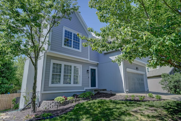 Olathe Remodeled Home 4b,3.5bath-2k,3q, Fenced - Olathe, KS