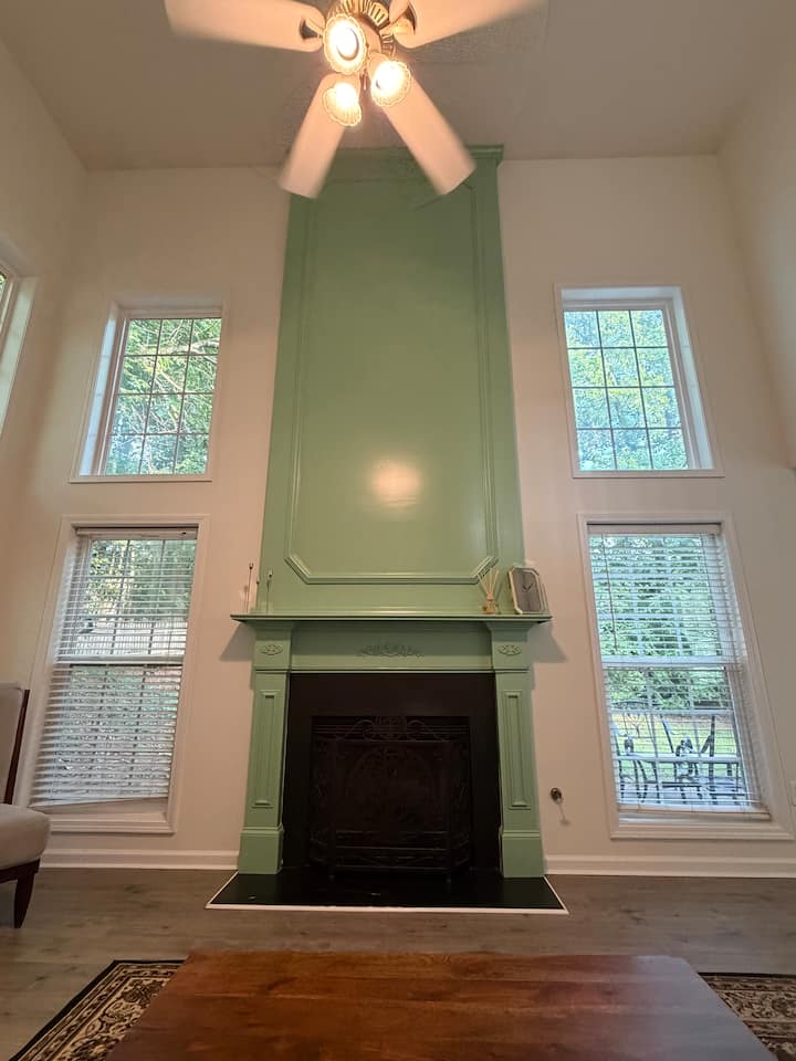 Cozy Modern Mediterranean Haven, 1 King 2 Queens - Suwanee, GA