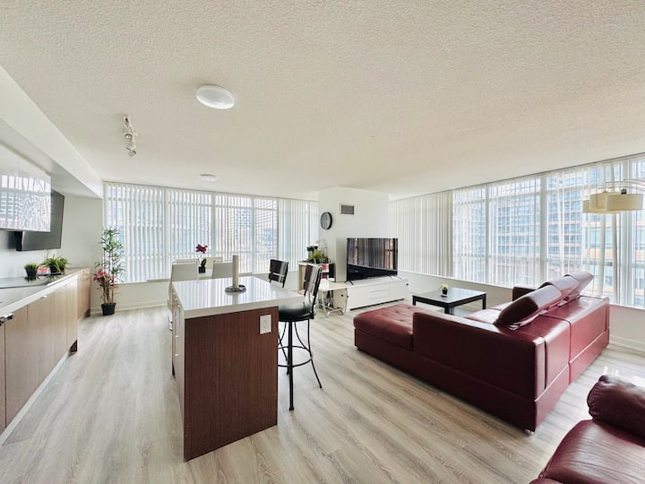 Large Luxurious Two-bedroom With Parking - Toronto