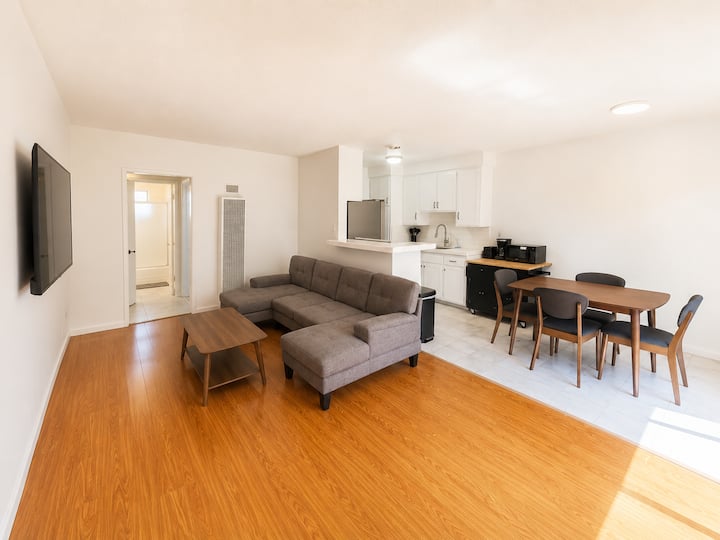 Minimal 2 Bedroom (Wi-fi | Ac | Heater | Parking) - Santa Monica, CA