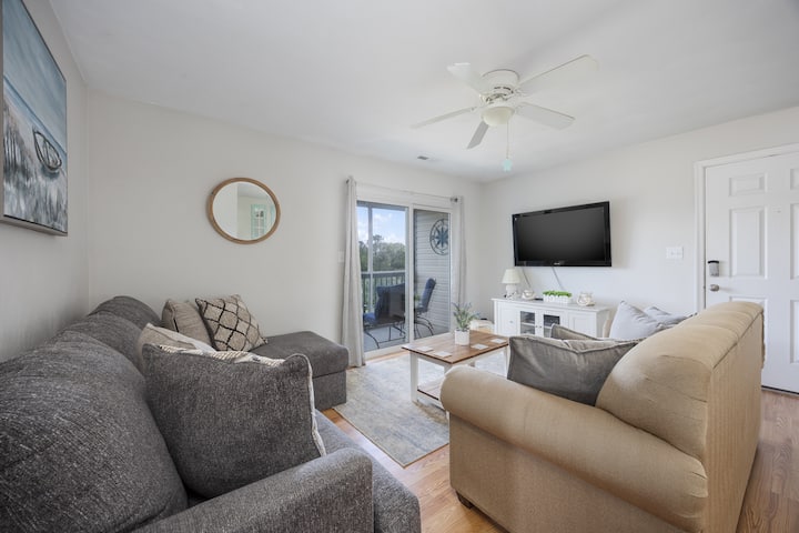Top-floor 2br Monteray Pines: Screened Balcony - Corolla, NC