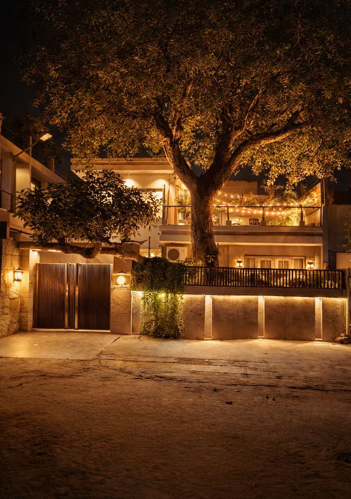 "Earthy Couple Retreat Near Taj Mahal" - Agra