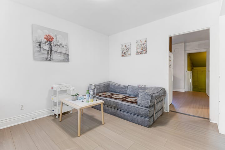 Clean Minimalist Stay Near Transit & Local Eats - Toronto, ON