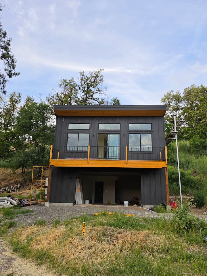 Modern Columbia River View Retreat + Gorge Views - The Dalles, OR