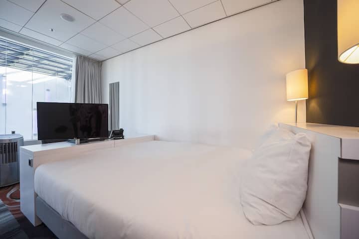 Serene Rooftop Pool Stay Near Leiden Museums - Katwijk aan Zee