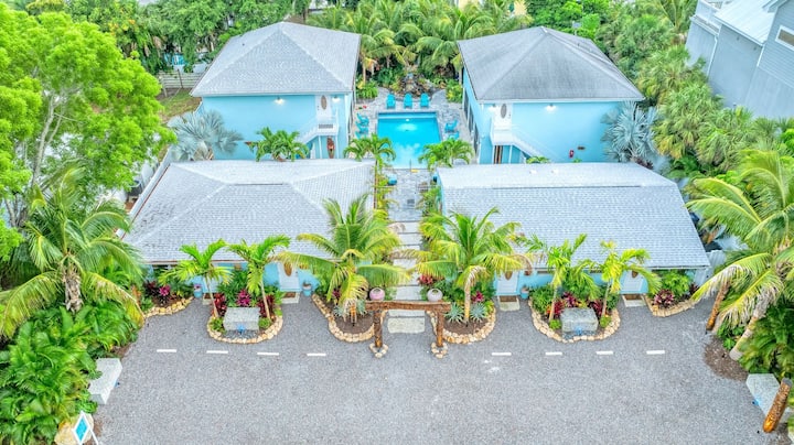 Siesta Beach 3 Min | Walk To Village + Patio! - Sarasota, FL