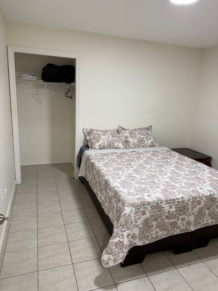 Private Bedroom In Surrey - Surrey