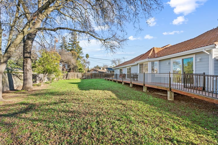 Spacious 6 Br • Patio + Deck • Sleeps 13 - Sacramento, CA