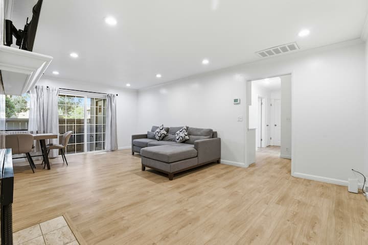 Chic Saratoga Condo Steps From The Dt Saratoga - Cupertino, CA