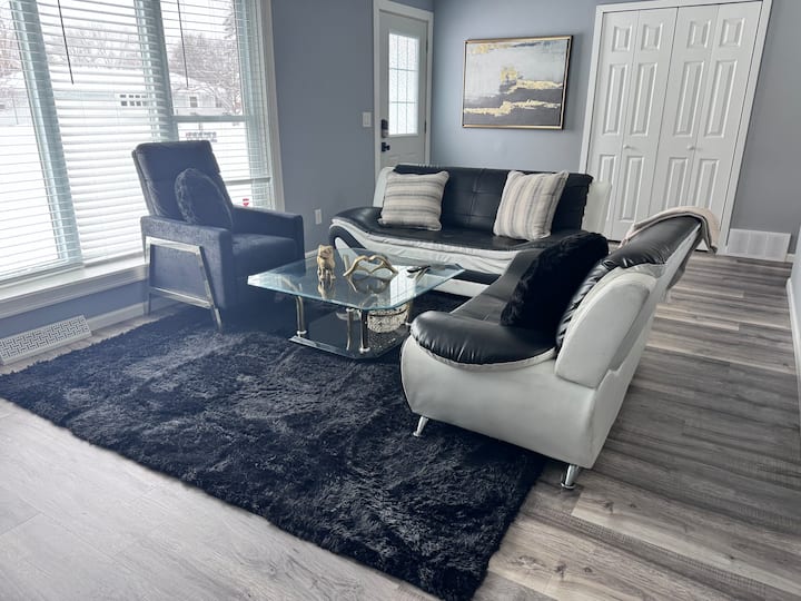 Warm & Inviting Home, Tucked Away Gem - Maple Grove, MN