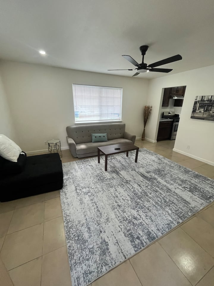 Minutes To Midtown -Spacious 2 Br, Gated Parking - Sacramento, CA