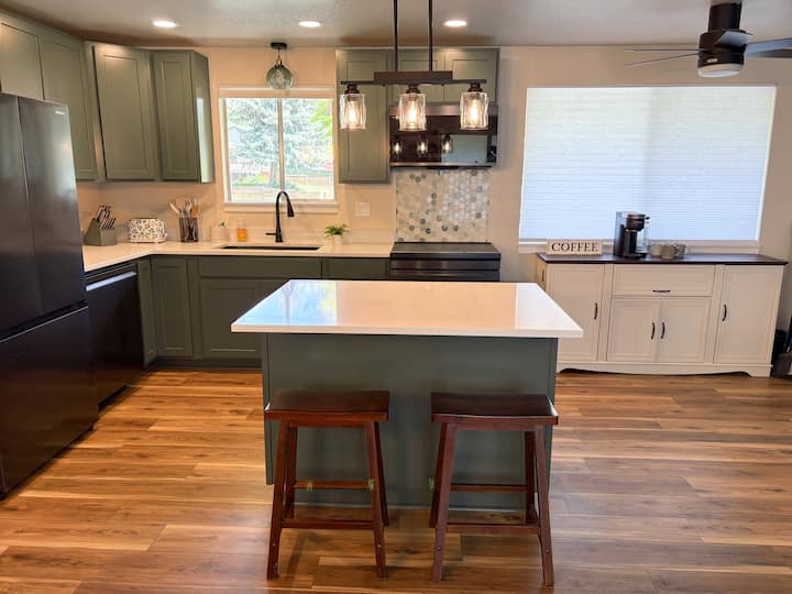 Secret Bookcase Rm + Pool Table | 5br, Sleeps 16+ - Coeur d'Alene, ID
