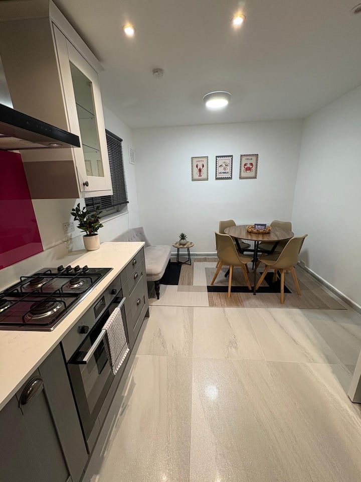 Modern 3 Bedroom Apartment, Sleep 5 - St Albans