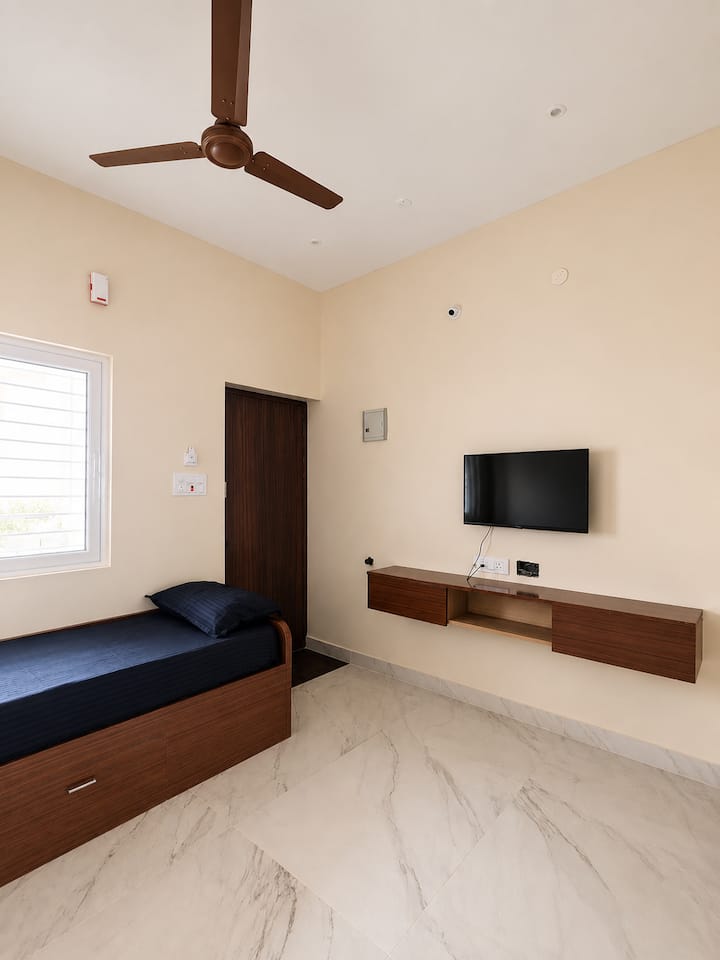 Family-friendly Stay | Ac, Parking & Sleeps 3 - Tiruvannamalai