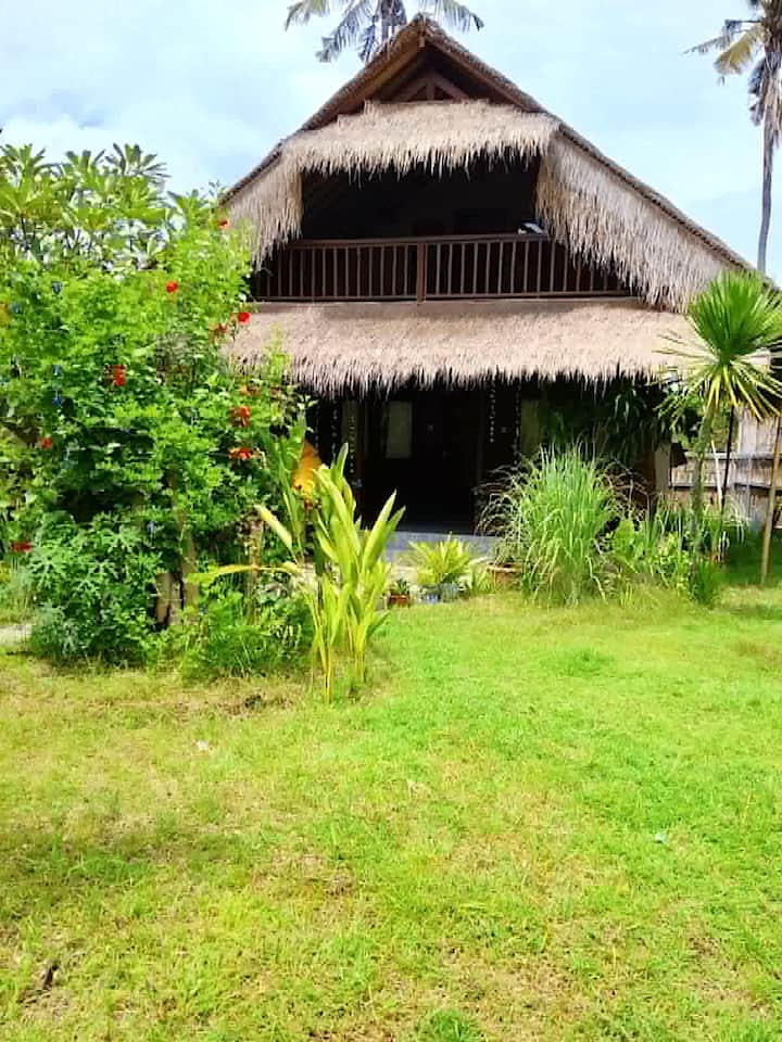 Flower House 
Authentic Island House And Garden - Gili Islands