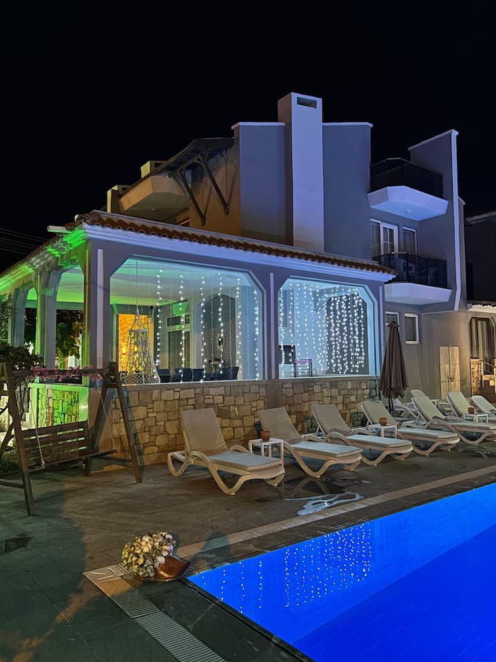 ÇEşme ÇIftlikköy'de Havuzlu Villa
"Vavilla" - Çeşme