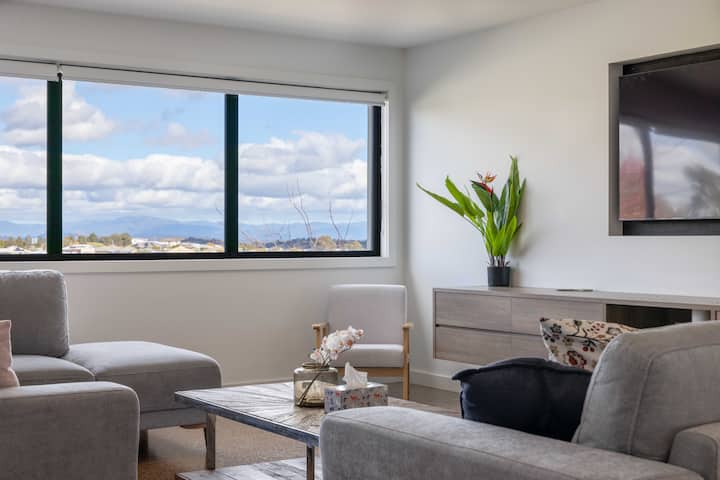 Elevated 5 Bedroom Family House In Bonner 2914 - Canberra