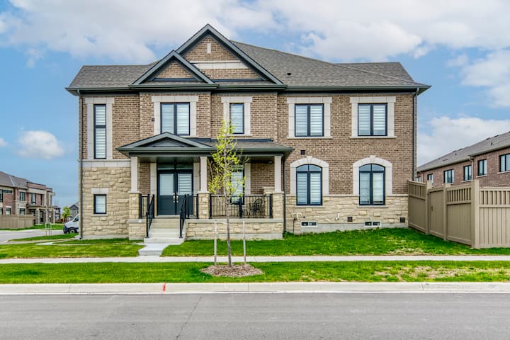 Upscale 4 Bed Home Near Downtown Toronto & Airport - Bolton, ON, Canada