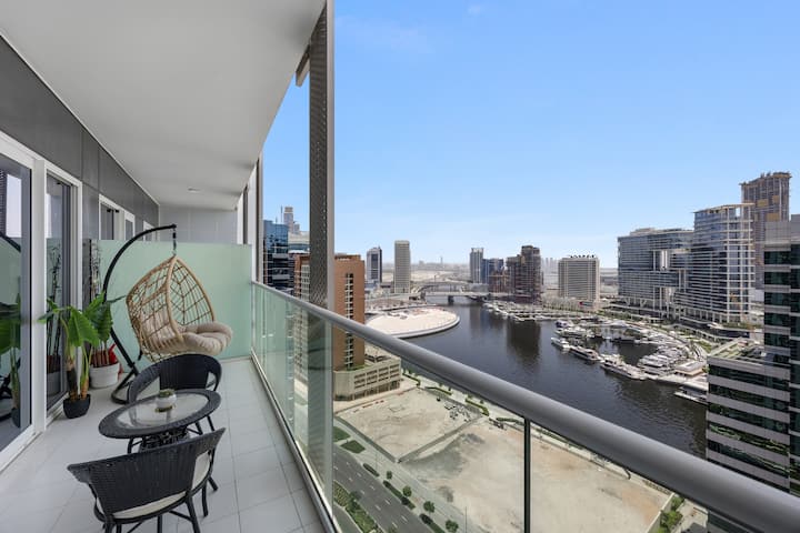 Stunning Canal-view Deluxe Apartment - Dubai