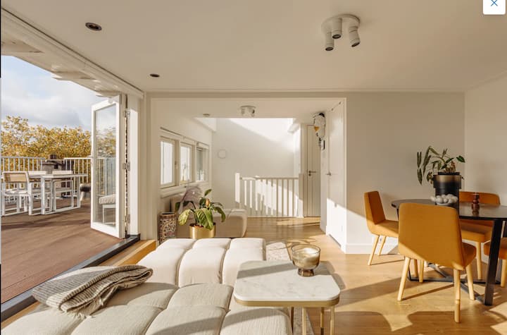 Zonovergoten Appartement Op De Vierde Verdieping. - Amsterdam