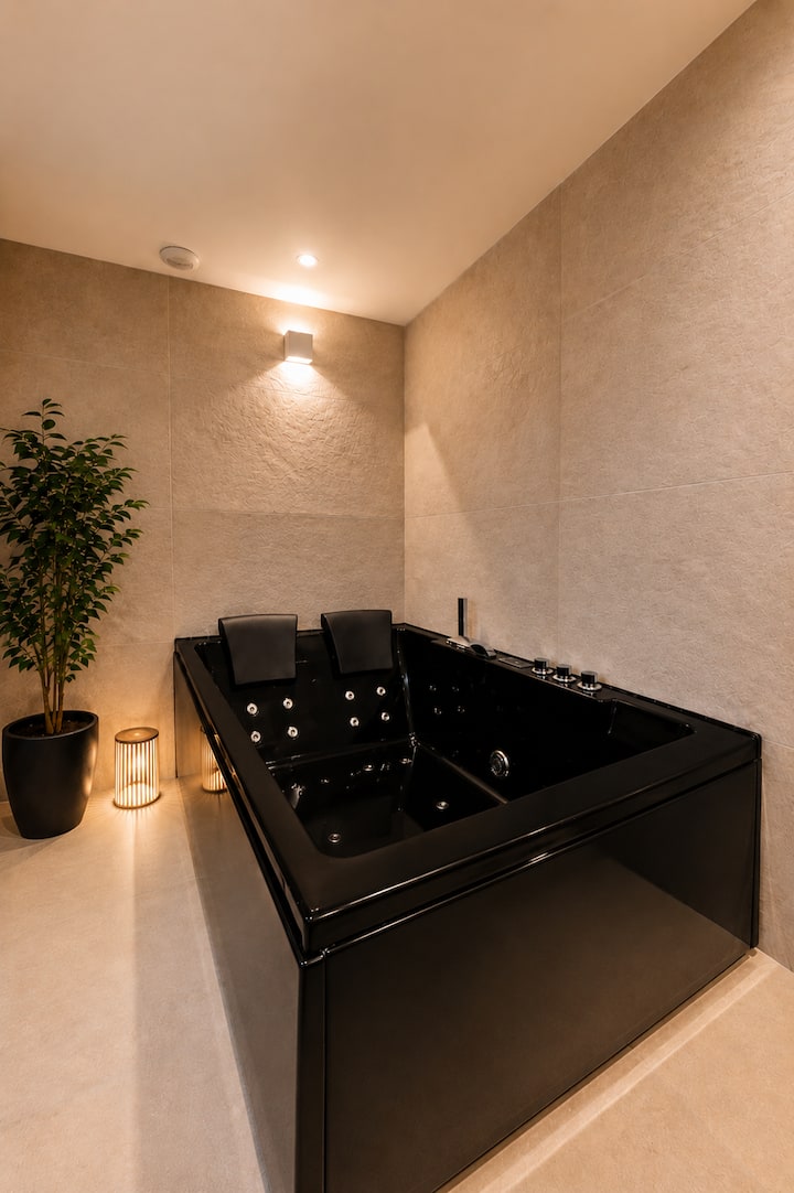Le Refuge Jacuzzi Dans Une Traboule Lyonnaise - Lyon