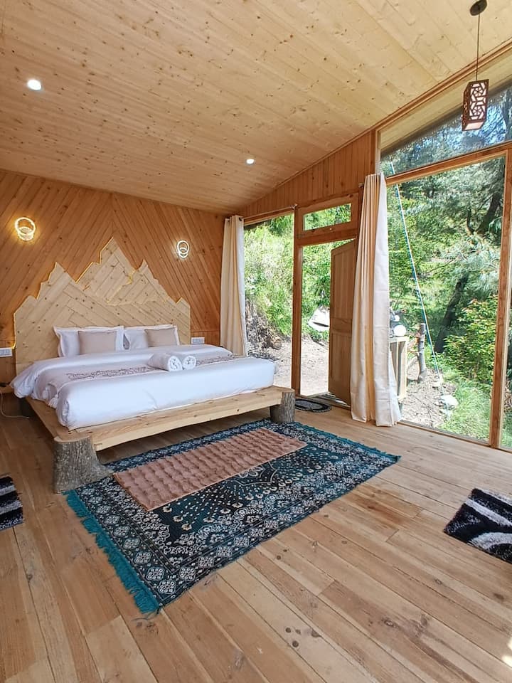 Misty Treehouse With A Jacuzzi - Jibhi