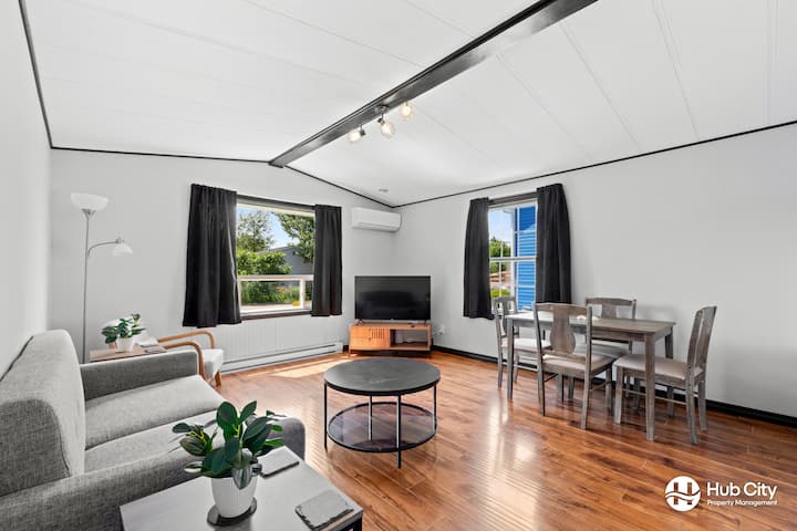 Steps To The Wharf · Bright 3br ·Walk To The Beach - Shediac