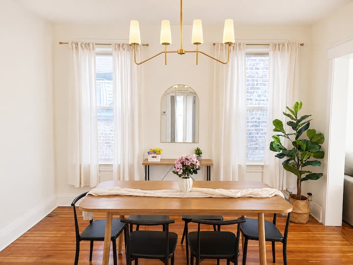 Stylish Chicago Home W/ King Suite + Fun Extras - Skokie