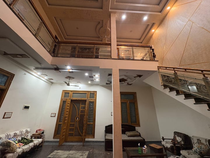 Enjoy Braj By Staying In Acharya Kutir - Mathura