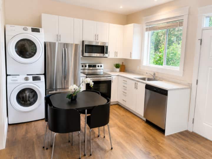 Cozy Garden Suite Retreat Near University - Victoria