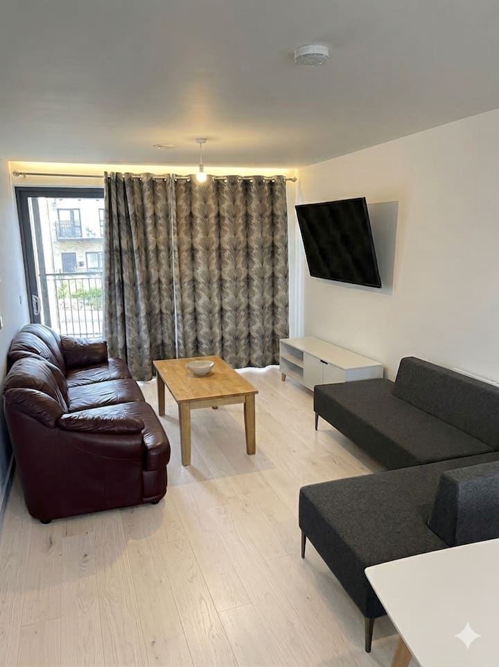 Modern Galway Apt | Balcony & Parking • Sleeps 5 - Claregalway