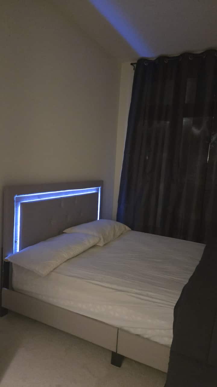 Modern & Spacious 4-bedroom Home With Free Parking - Brampton