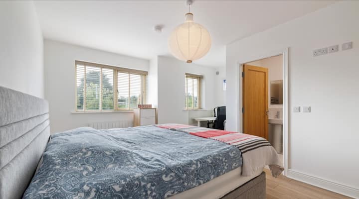 King Ensuite, Wifi, Near Bus Stop, 800 M To Beach - Greystones