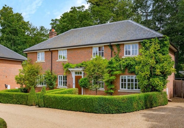 Private Country Secure Setting, Easy City Access - Milton Keynes