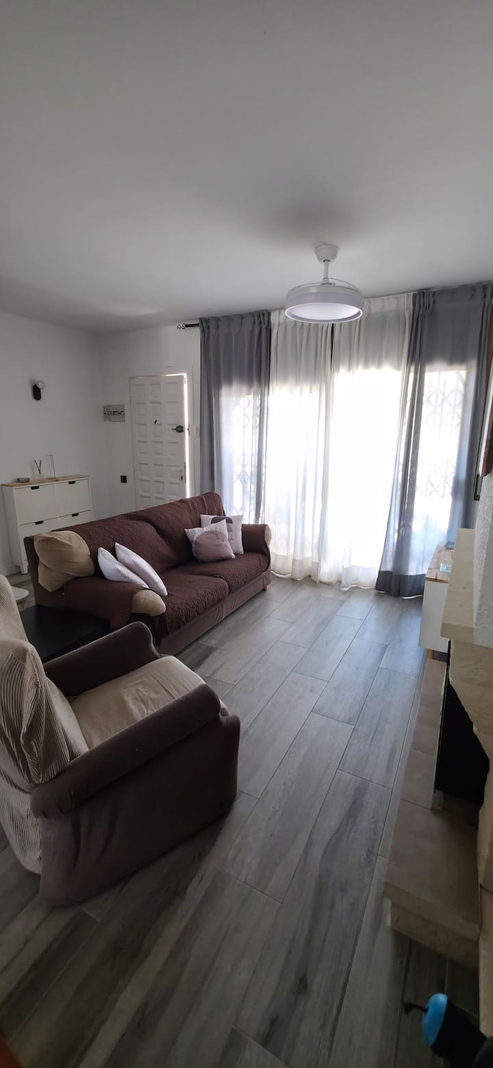 Casa Adosada Con Patios Y Barbacoa En Cunit. - Cunit