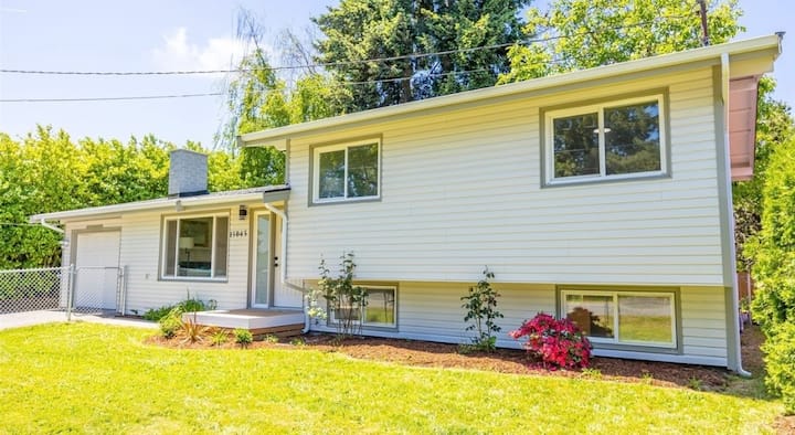 Three Bed Home Near Lightrail - Des Moines, WA