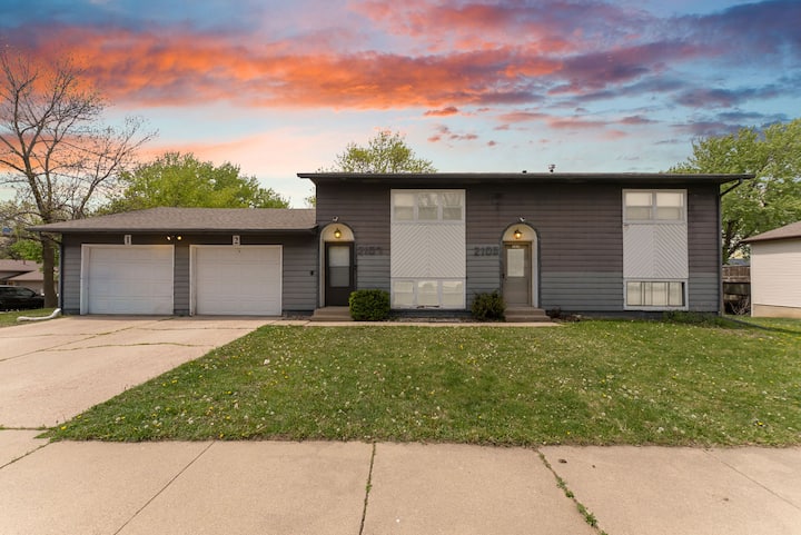 Quiet Retreat, Spacious Living And Dining - Sioux Falls, SD