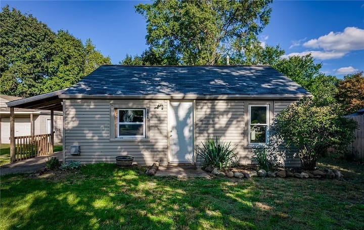 Coming Soon | Quiet Single Floor, Wi-fi, Laundry - Akron, OH