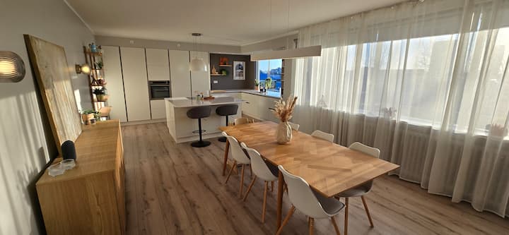 Spacious Apartment Near Kringlan With City Views - Reykjavik