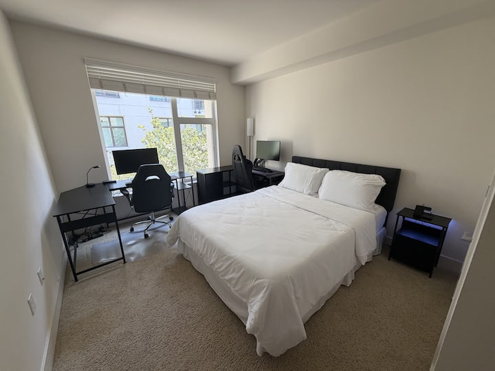 Modern Room Near Levi’s Stadium + Gym - Santa Clara, CA