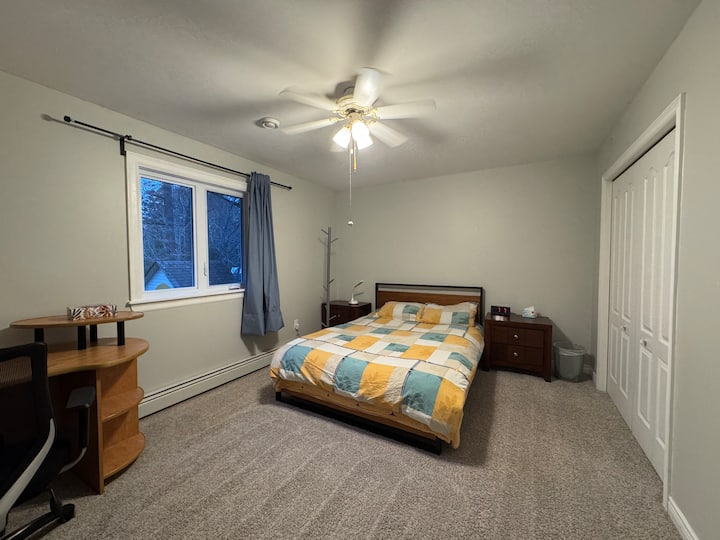 Spacious Bedroom With Queenbed - Halifax