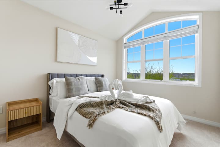 Vibrant 4br Oakville Escape Near Uptown Core - Burlington