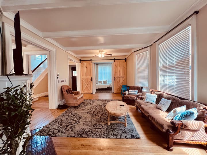 Farmhouse 15-min Walk To The Falls Sleeps 12+ - Niagara Falls