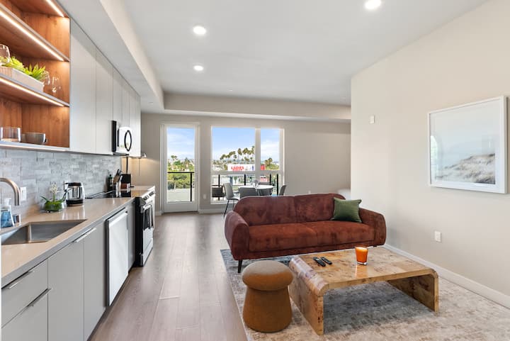 Ultra Chic Designer 1 Bd - Weho | Jacuzzi, Parking - West Hollywood
