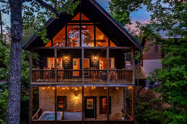 Spacious 5br/5ba Cabin/ Hot Tub/ Pool/ Games/ Wifi - Pigeon Forge, TN
