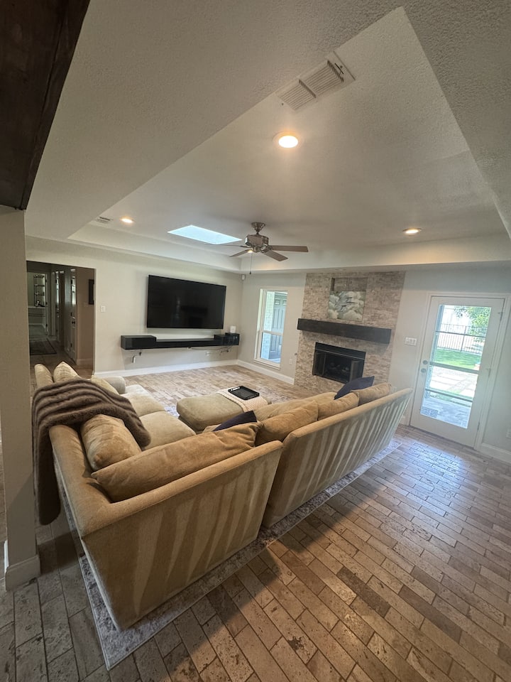 Scenic 1 Acre Modern Farm House Retreat - Roanoke, TX