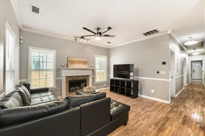 Intown Atlanta Escape | 4 Bed W/ Fenced Backyard - Atlanta, GA